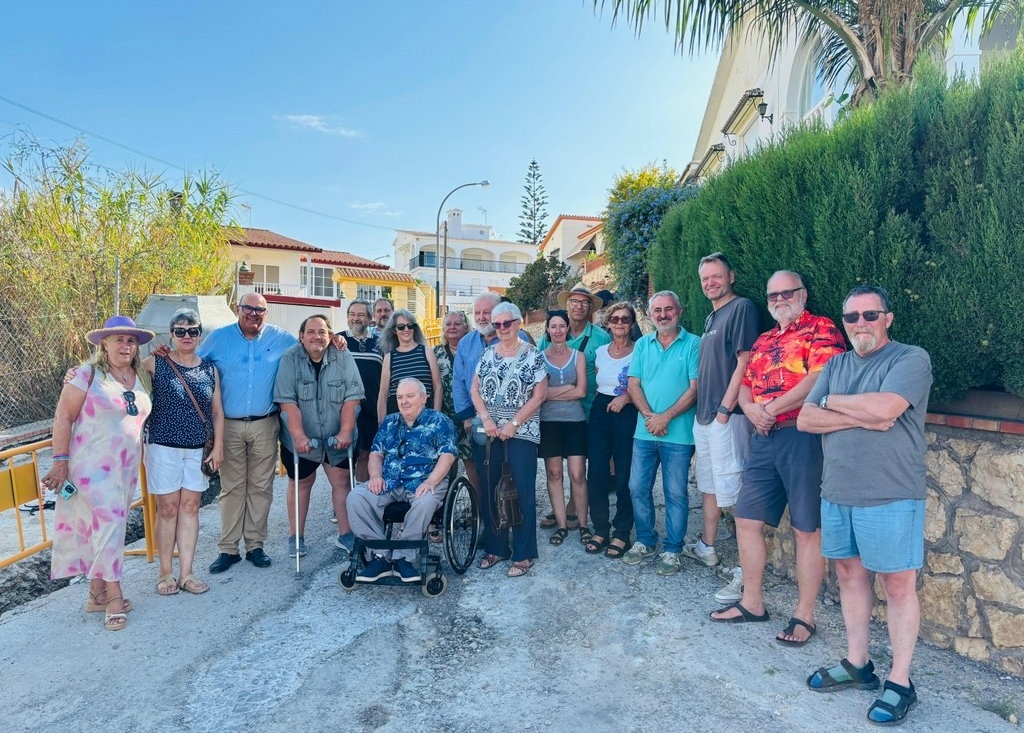 El alcalde de Vélez se reúne con los vecinos de la Urbanización La ...
