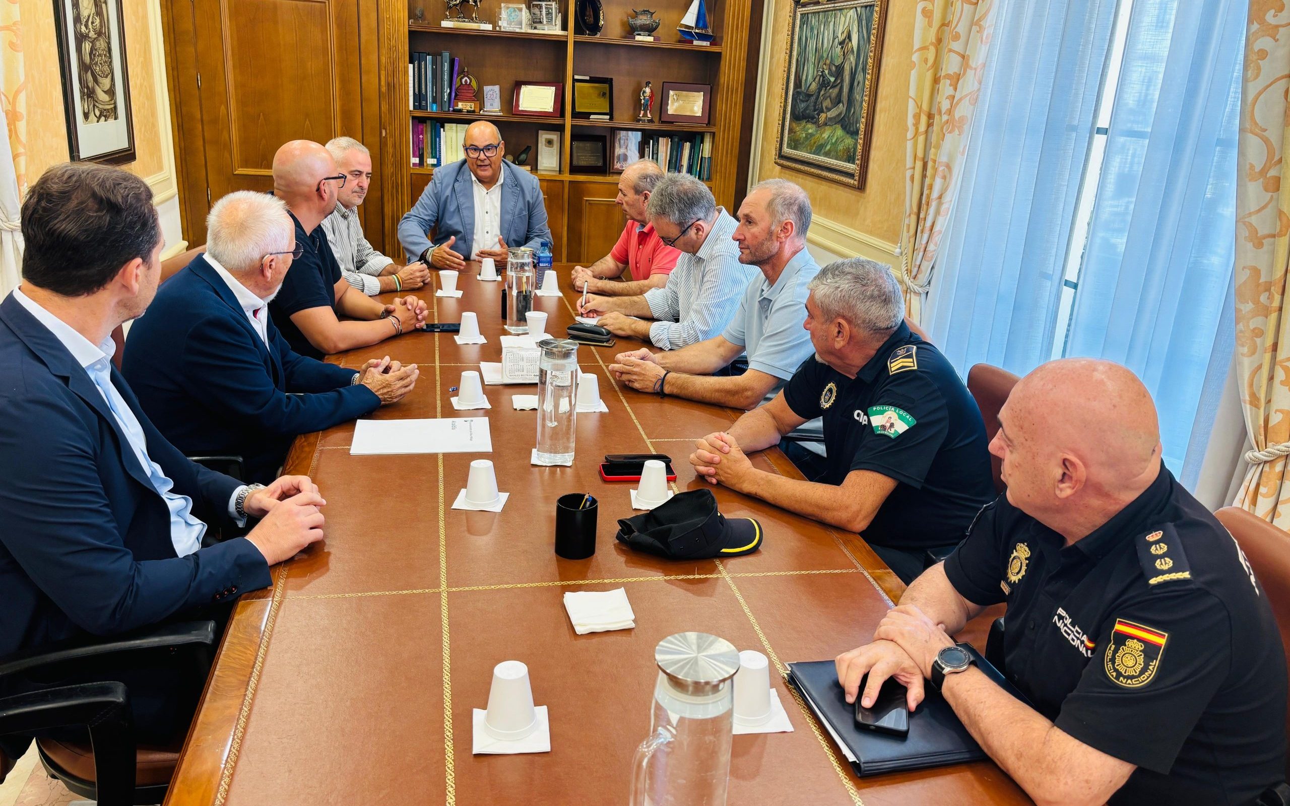 El alcalde de Vélez-Málaga se reúne con las fuerzas de seguridad y las asociaciones agrícolas ...