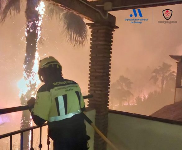 Un incendio en Benalmádena fuerza el desalojo de 200 vecinos en Torremuelle y paraliza el ...