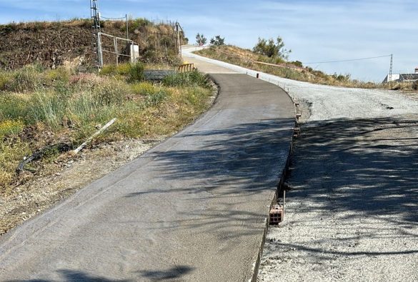 Iznate acomete mejoras en la calle Viñeros y avanza en la adecuación ...