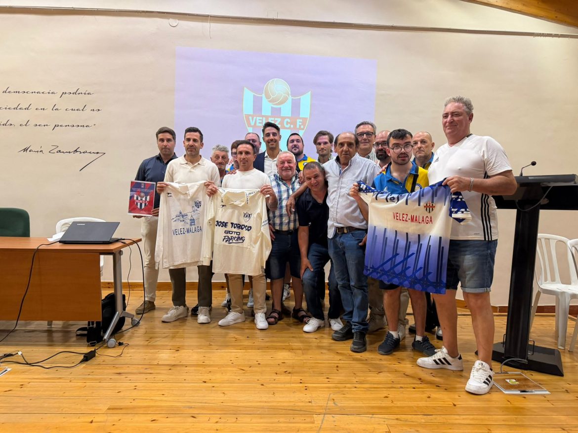 Presentado oficialmente el Vélez Club de Fútbol 1922 ante una amplia ...